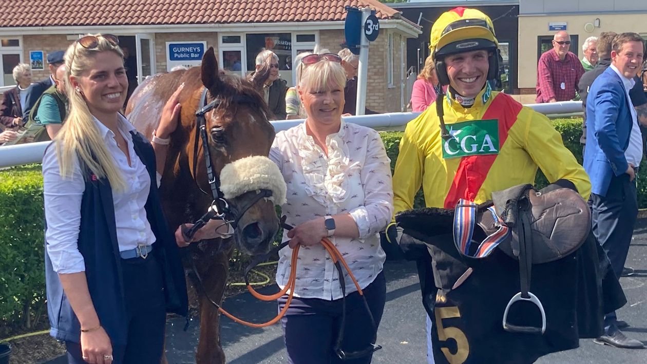 Huntingdon review: Harry Cobden eyeing title tilt