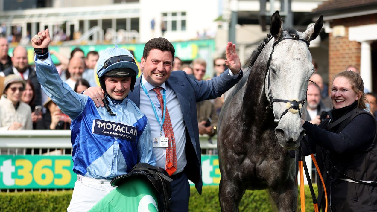 Resplendent Grey wins the bet365 Gold Cup at Sandown.