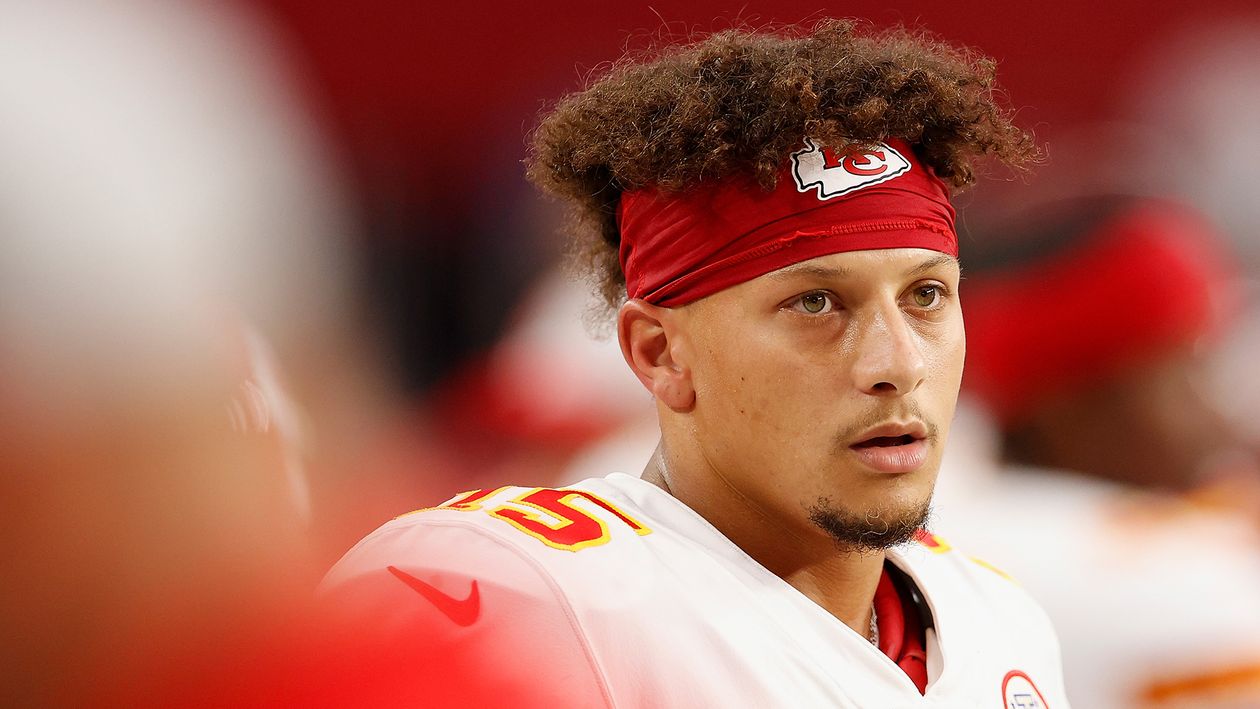 NFL Midweek Update: Mahomes limps through, Burrow freezes out Buffalo?