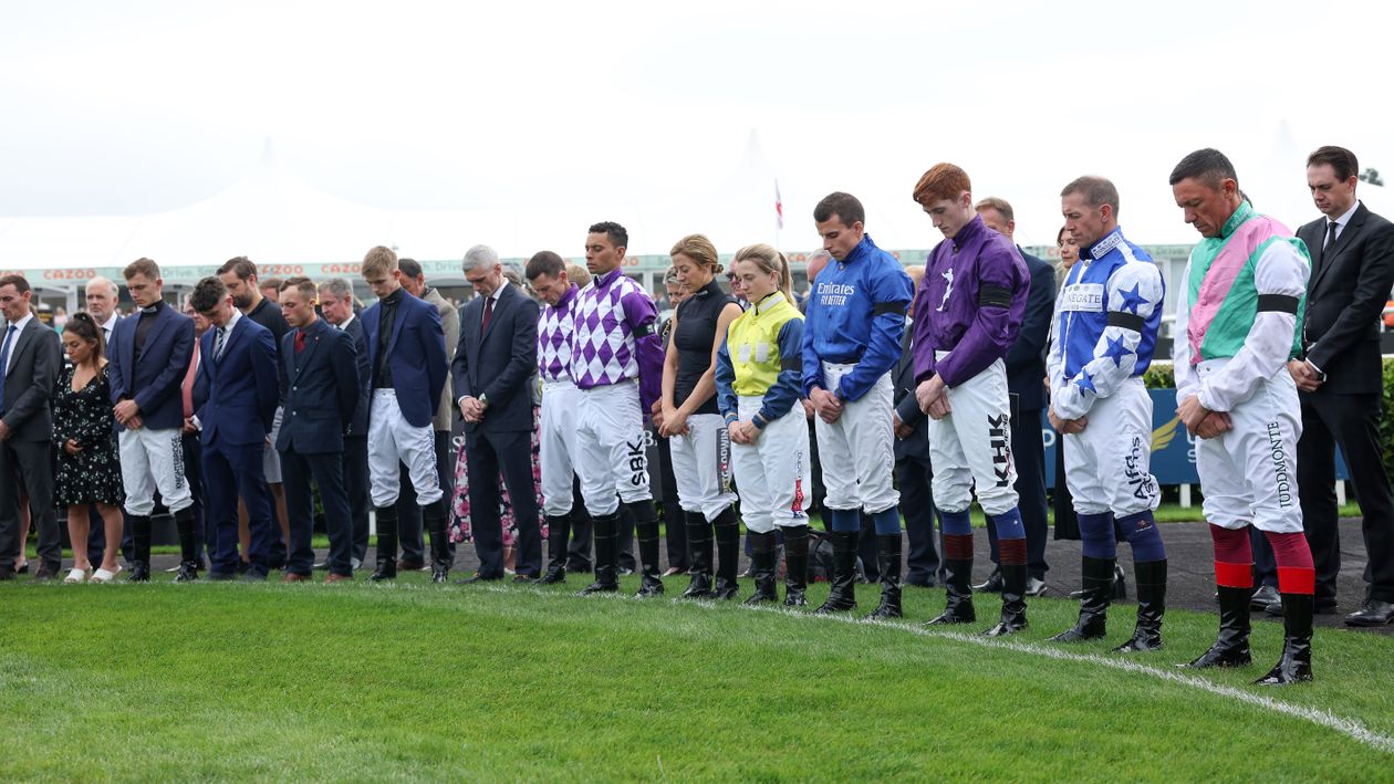 Racing pays its respect to the Queen at Doncaster