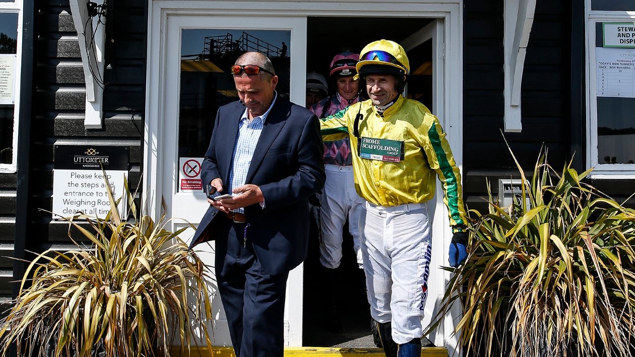 Jockeys' agent supremo Dave Roberts to retire