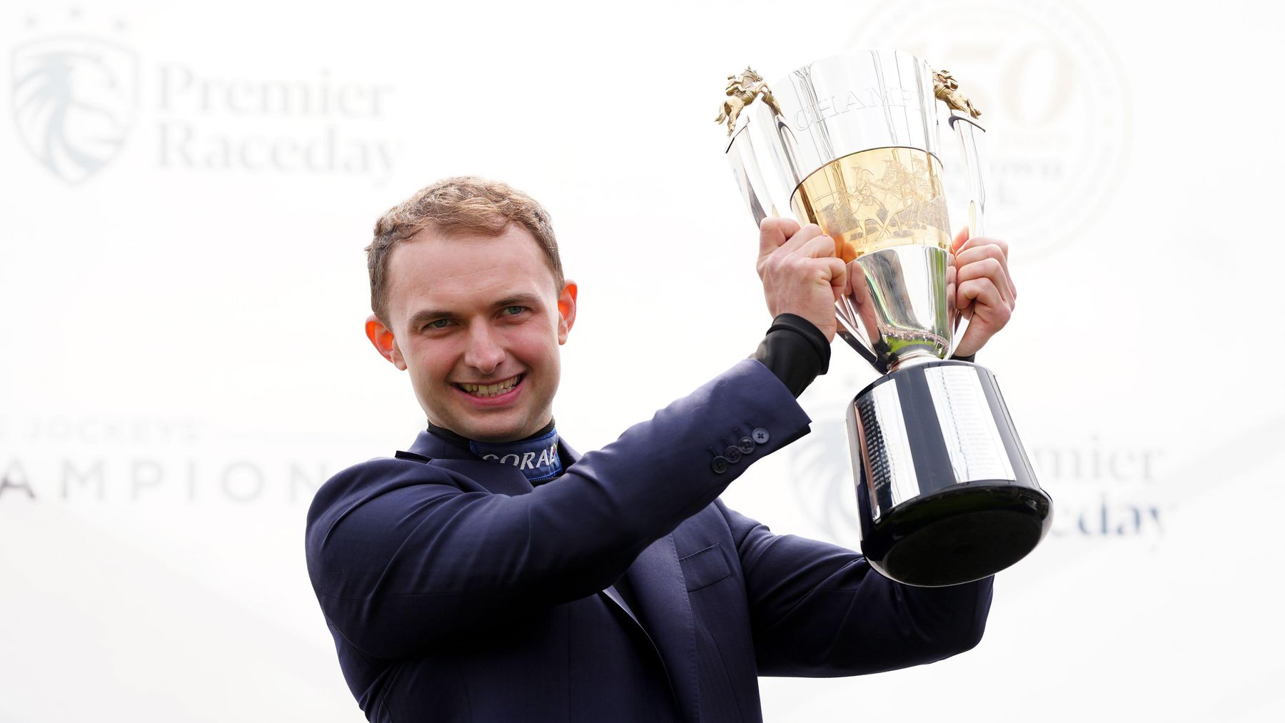 Resplendent Grey wins the bet365 Gold Cup at Sandown.