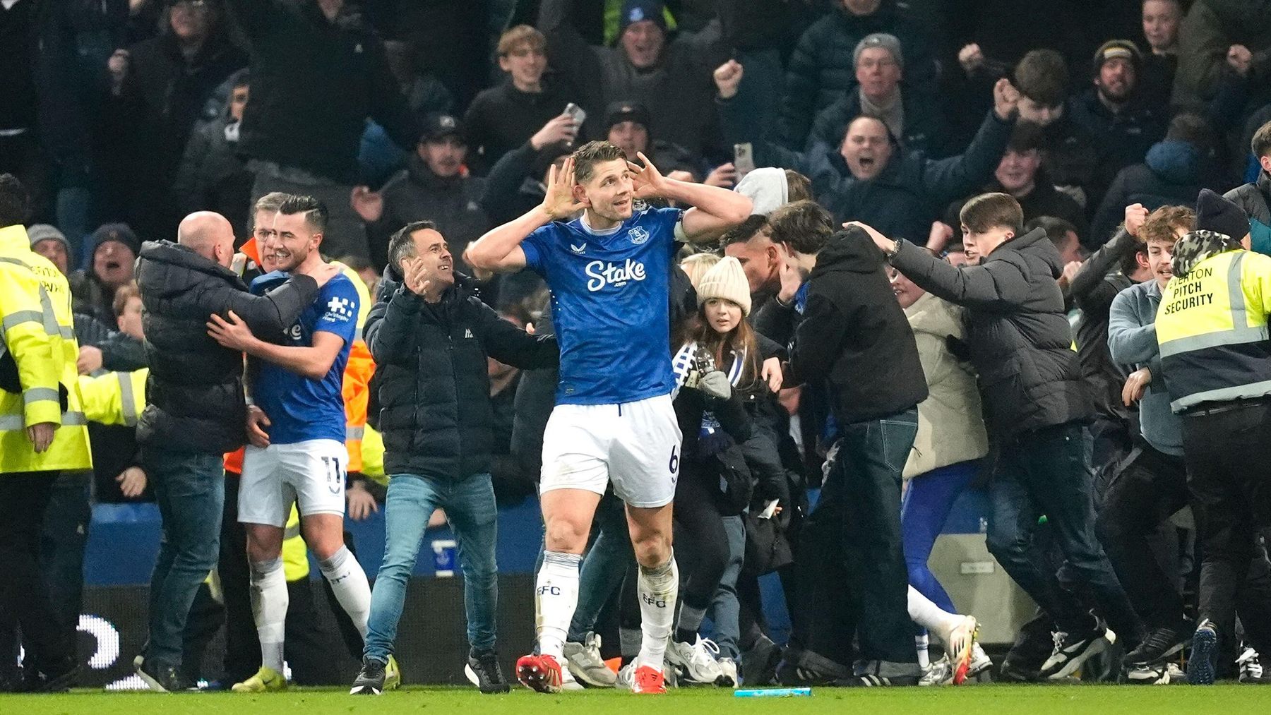 Everton 2-2 Liverpool: James Tarkowski scores stunning 98th-minute ...